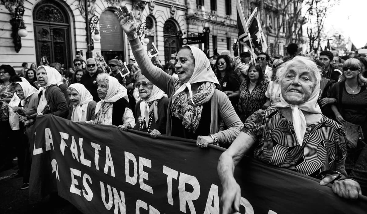 Madres De Plaza De Mayo (De ‘dwaze moeders’) - Stichting Geuzenpenning
